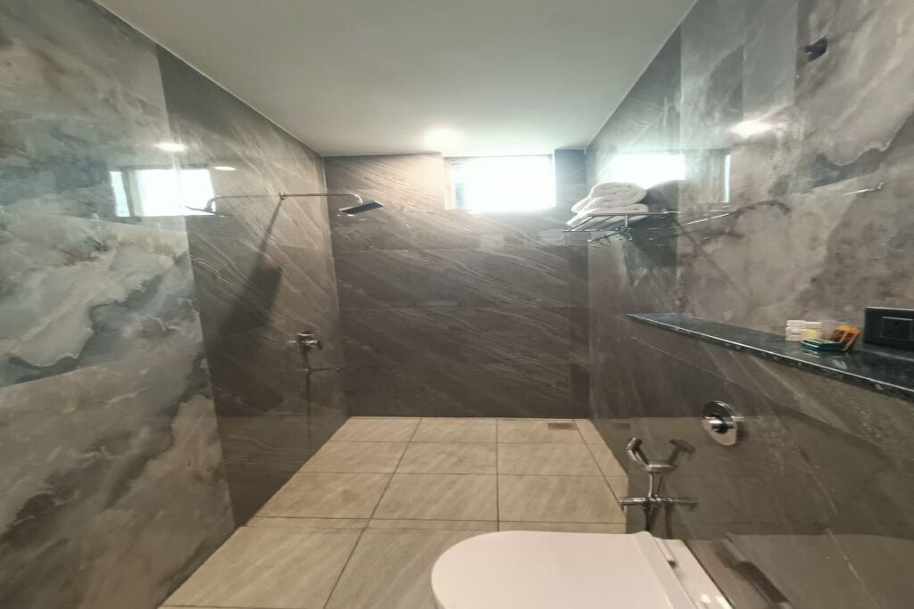 Suite Premium, varanda, vista para a piscina | Casa de banho | Um polibã, artigos de higiene pessoal grátis, toalhas fornecidas, sabão 