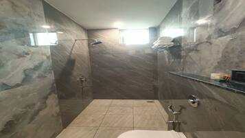 Suite Premium, varanda, vista para a piscina | Casa de banho | Um polibã, artigos de higiene pessoal grátis, toalhas fornecidas, sabão