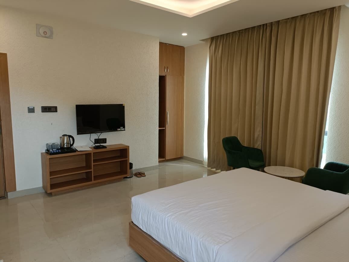 Suite Premium, varanda, vista para a piscina | Secretária, secretária adequada para computadores portáteis 