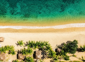 Na praia, praia de areia branca 