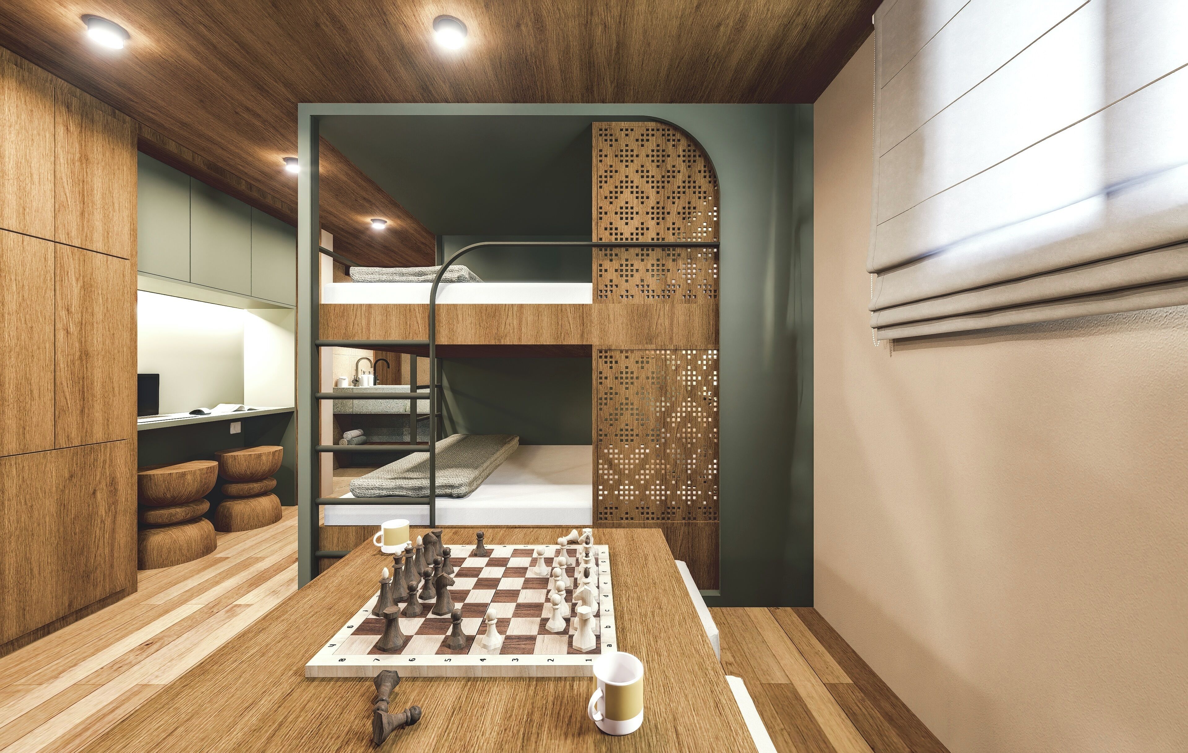 Quarto com beliches, um tabuleiro de xadrez e uma chávena sobre a mesa.