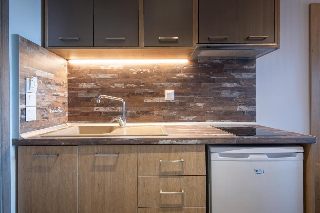 Suite Júnior, varanda, vista parcial para o mar | Cozinha privada | Minifrigorífico, uma placa de cozinha, utensílios de cozinha 