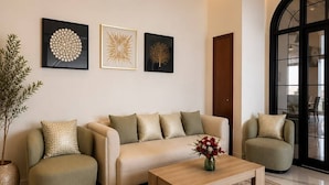 Uma sala de estar moderna com sofá, mesa de centro e arte decorativa na parede.