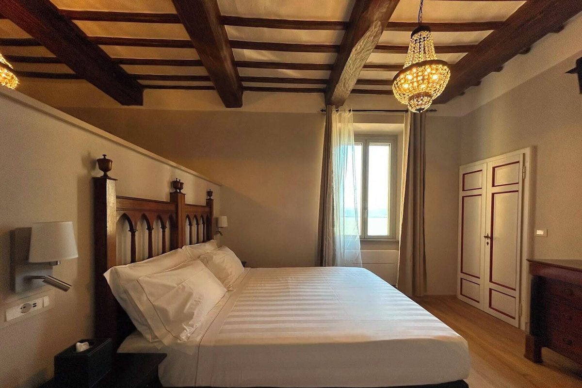 Suíte premium, vista para o lago | Cofres nos quartos, cortinas blackout, Wi-Fi de cortesia