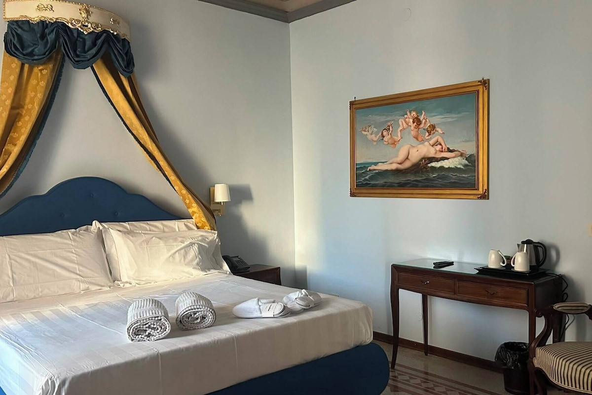 Quarto exclusivo | Cofres nos quartos, cortinas blackout, Wi-Fi de cortesia