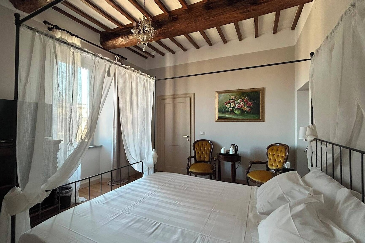 Quarto premium | Cofres nos quartos, cortinas blackout, Wi-Fi de cortesia