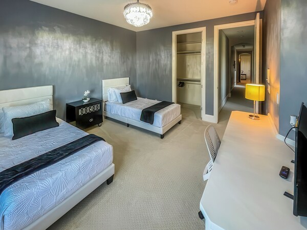 Serrano Village Villa - SeaQuest Folsom, Folsom