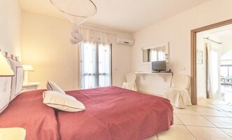 Quarto casal ou duplo luxo, vista para a piscina | Cofres nos quartos, ferros/tábuas de passar roupa, Wi-Fi de cortesia