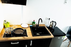 Geladeira, cooktop, talheres/pratos/utensílios de cozinha