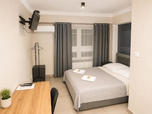 Quarto casal superior, 1 cama Queen | Cortinas blackout, ferros/tábuas de passar roupa, Wi-Fi de cortesia