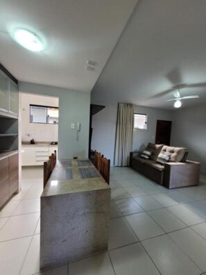 Apartamento família | Área de estar | TV LED 52 polegadas com canais via satélite