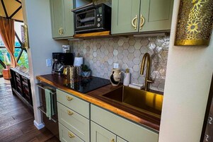 Vila luxo, sacada, vista para a montanha | Cozinha privada | Cafeteira/chaleira, geladeira grande, micro-ondas, fogão