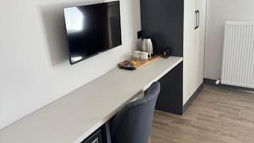 Quarto casal standard, sacada, vista para a cidade | Parte interna