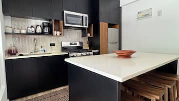 Apartamento de Luxo em Condomínio Fechado, 2 quartos, vista para o jardim | Cozinha privada | Uma cafeteira/bule, uma chaleira elétrica