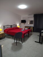 Quarto casal ou duplo luxo | Cofres nos quartos, escrivaninha, ferros/tábuas de passar roupa