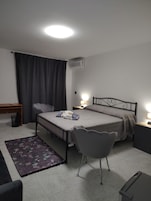 Quarto Duplo ou Twin Deluxe | Cofre no quarto, secretária, ferro/tábua de engomar 