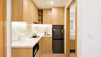Um frigorífico, um micro-ondas, um forno, uma placa de cozinha