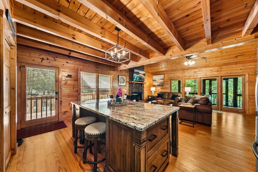 Riverfront Cabin: Hot Tub, Sauna, Arcade & Views - Ellijay