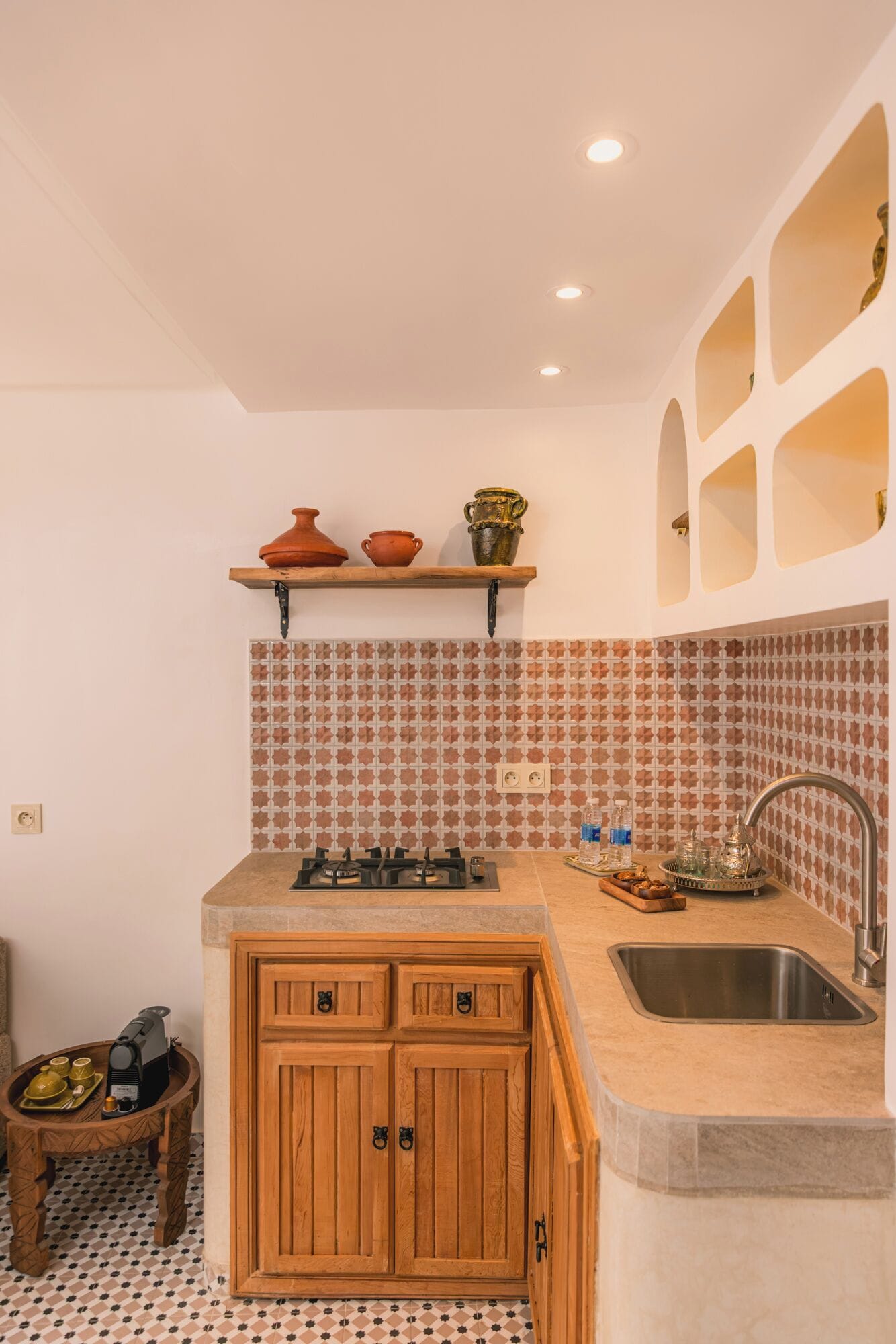 Minifrigorífico, uma placa de cozinha 