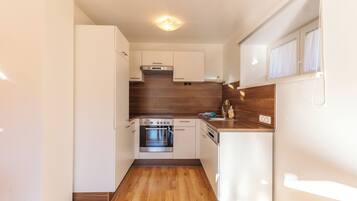 Apartamento Comfort | Cozinha privada | Uma chaleira elétrica