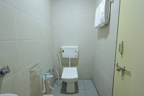 Chuveiro, toalhas de banho, sabonete, shampoo
