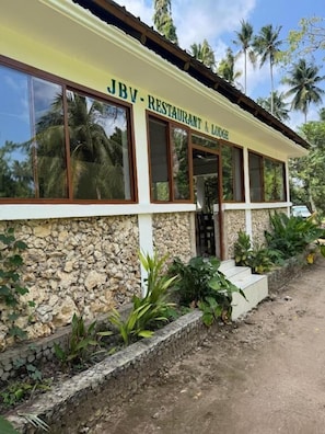Um edifício com uma placa que diz 'JBV - Restaurante & Lodge'.