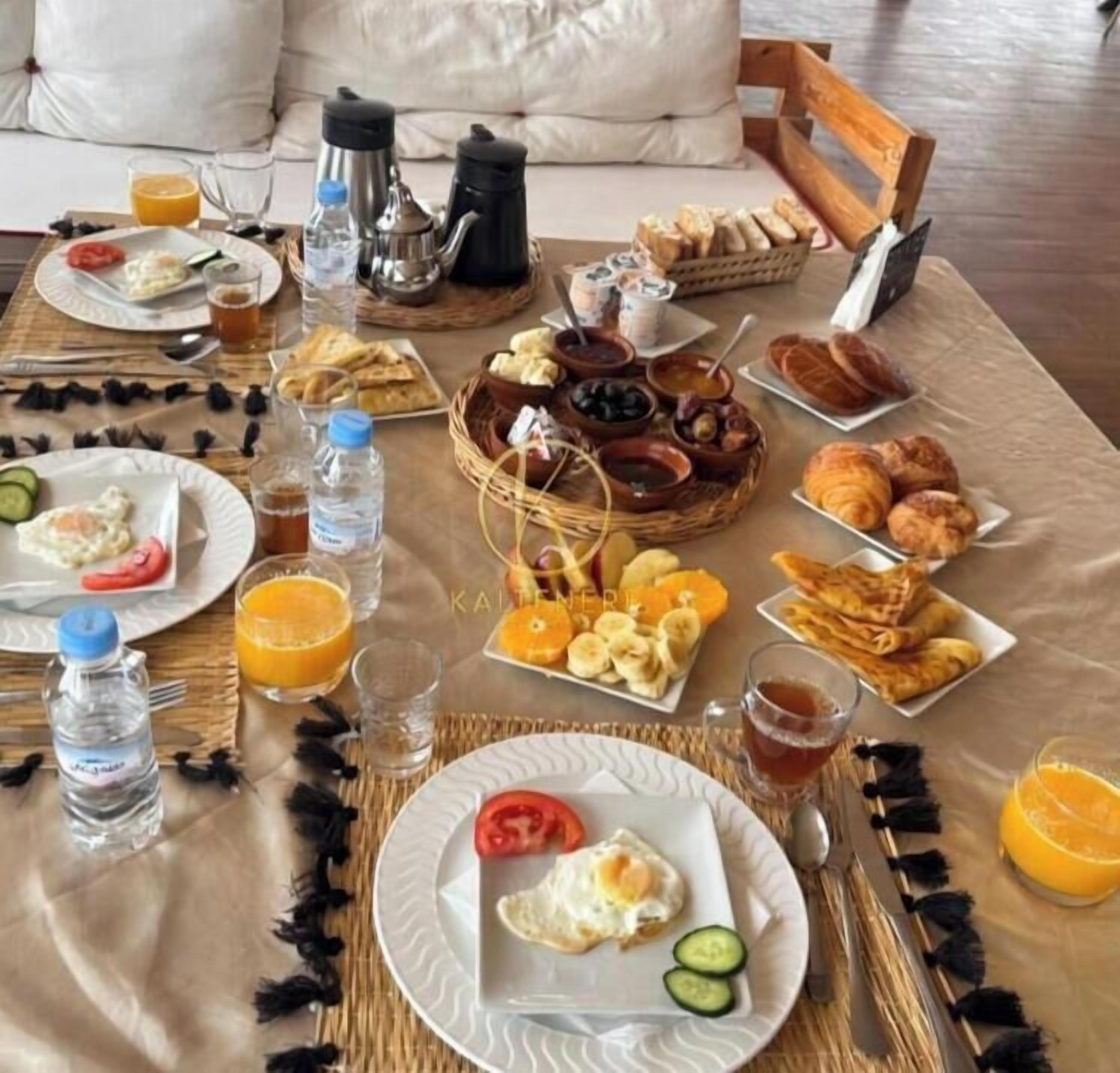 Quarto Triplo Comfort, pátio, vista para a montanha | Pequeno-almoço | Pequeno-almoço tipo buffet diário incluído 