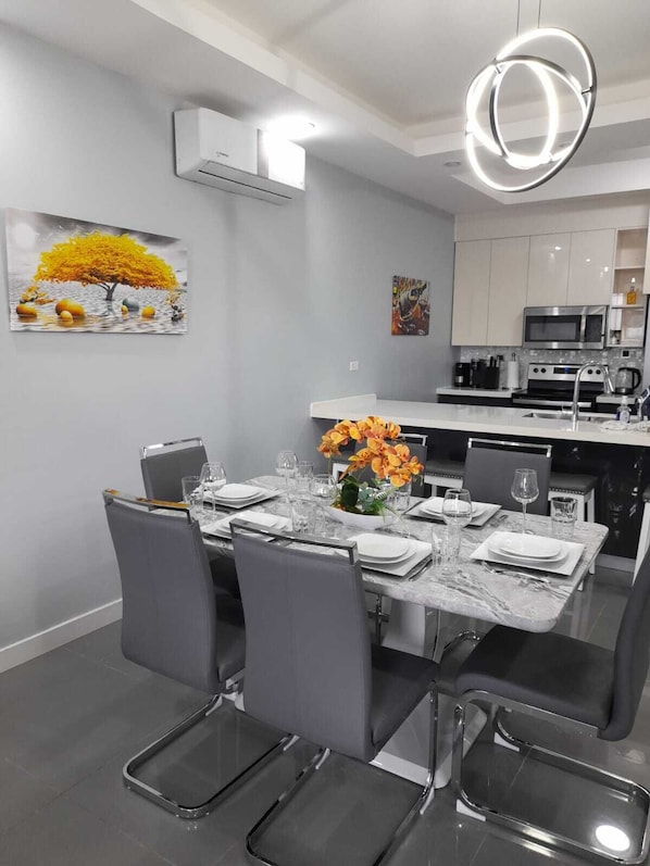 Apartamento, varanda, vista para o mar | Restaurantes