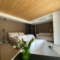 Suite Júnior, vista para a piscina | Cofre com capacidade para portátil, secretária 