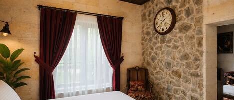 Suite Deluxe, vista para a colina | Secretária, secretária adequada para computadores portáteis