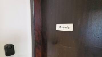 Uma porta com uma placa de identificação que diz 'Arinamba' e uma fechadura.