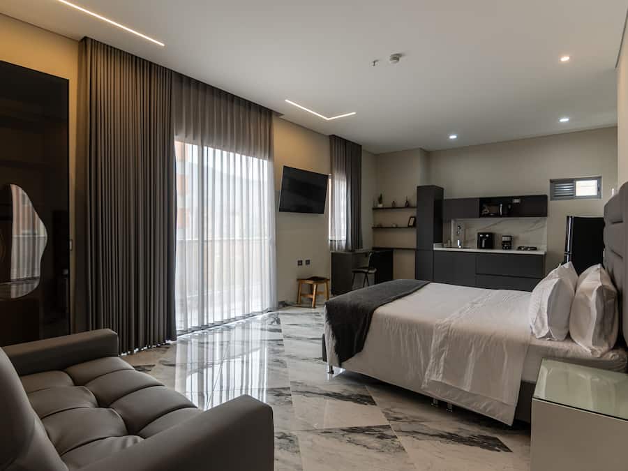 Roupa de alta qualidade, edredões de penas, minibar, secretária