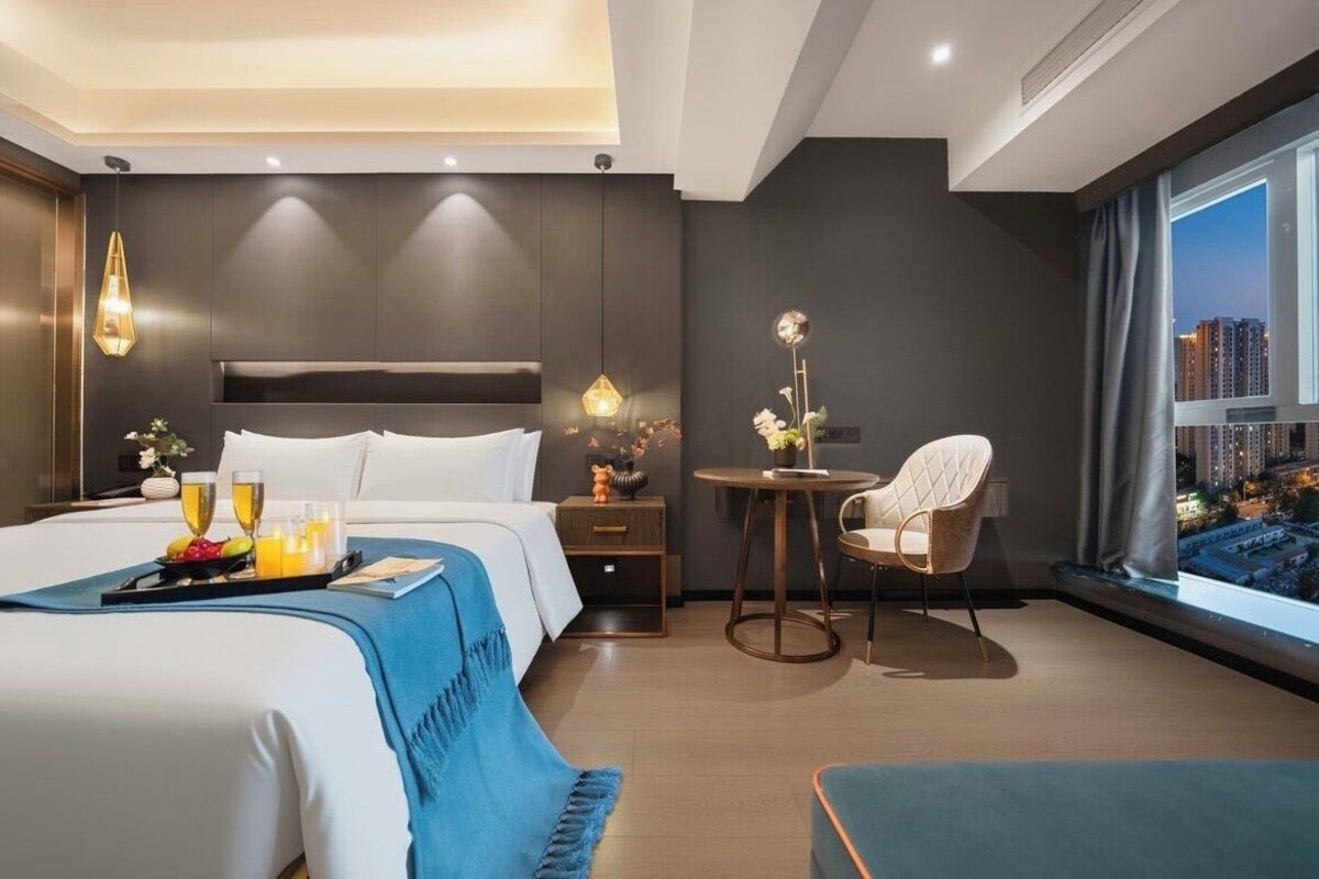 Quarto de Luxo, Vista para a cidade | Secretária adequada para computadores portáteis 