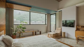 Quarto casal básico, sacada, vista para a colina | Espaço de trabalho para notebook, Wi-Fi de cortesia