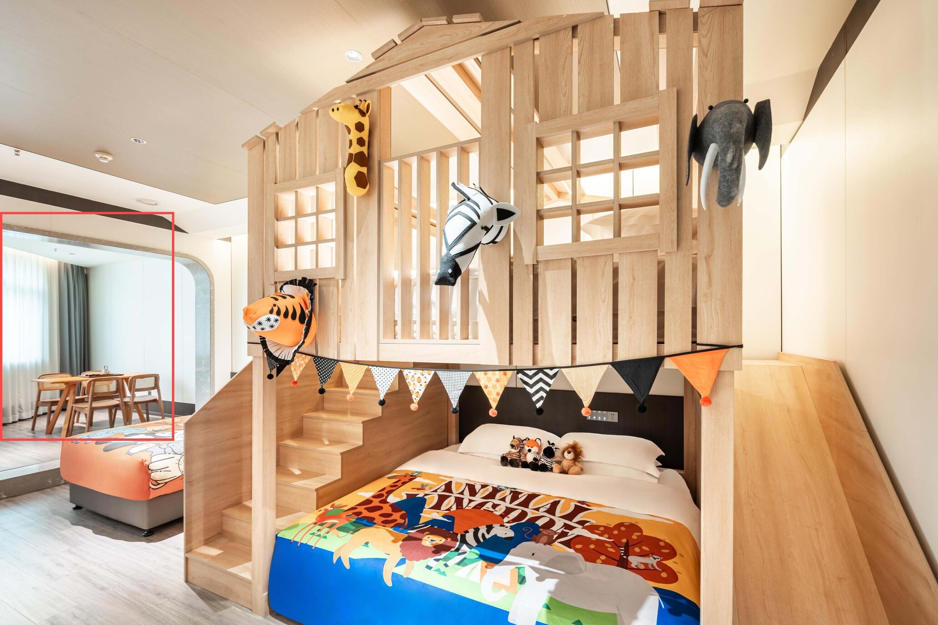 Quarto infantil com uma cama, um espaço para brincar com um escorrega e uma janela.