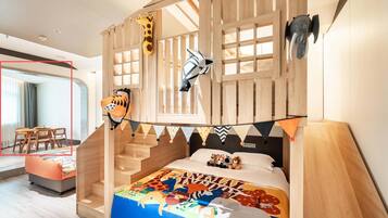 Quarto infantil com uma cama, um espaço para brincar com um escorrega e uma janela.