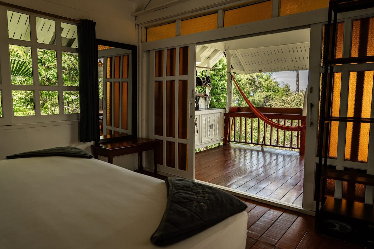 Bungalow Deluxe, vista parcial para o oceano | Cofre no quarto, Wi-fi grátis, roupa de cama fornecida 