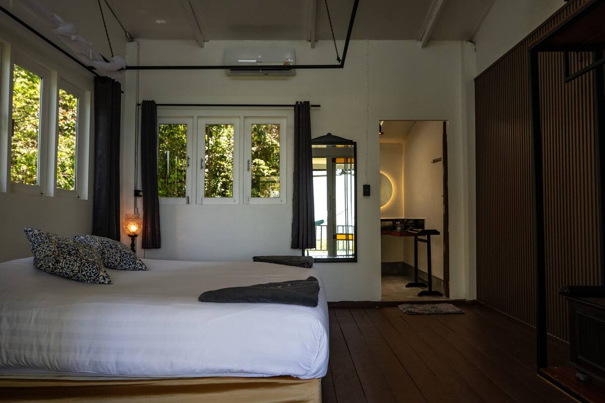 Villa Premium, vista parcial para o oceano | Cofre no quarto, Wi-fi grátis, roupa de cama fornecida 