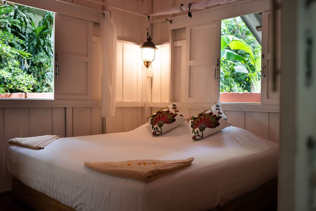 Bungalow Design, vista para o jardim | Cofre no quarto, Wi-fi grátis, roupa de cama fornecida 