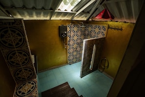 Bungalow Design, vista para o jardim | Casa de banho | Um polibã, toalhas fornecidas, sabão, champô 