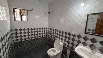 Um polibã, toalhas fornecidas, sabão, papel higiénico