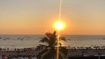 Na praia, praia de areia branca