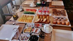 Um buffet de café da manhã com diversos alimentos e acompanhamentos.