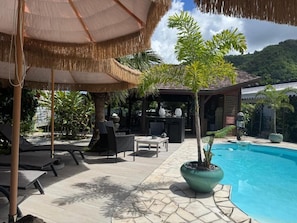 Piscina externa, funciona das 9h às 18h, guarda-sóis, espreguiçadeiras