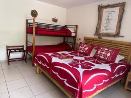 Quarto família, vista para o jardim | Cofres nos quartos, cortinas blackout, Wi-Fi de cortesia