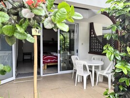 Quarto família, vista para o jardim | Opções para refeição ao ar livre | Jantar