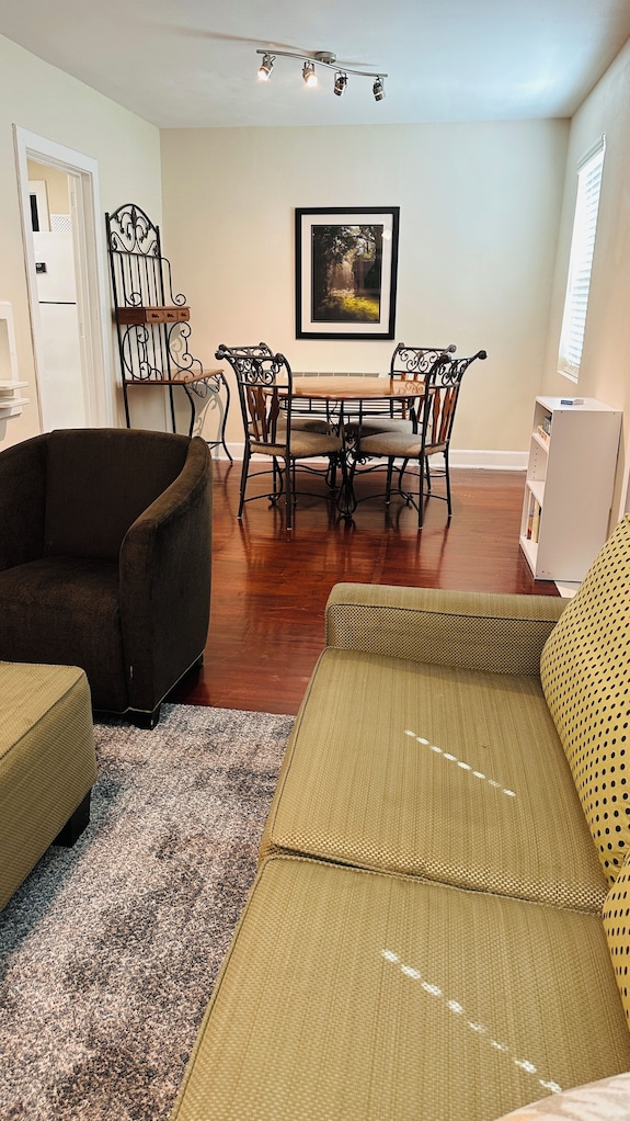 Spacious 4-bedroom Apartment Near Tiger Stadium And Downtown Baton Rouge - Bâton-Rouge, LA