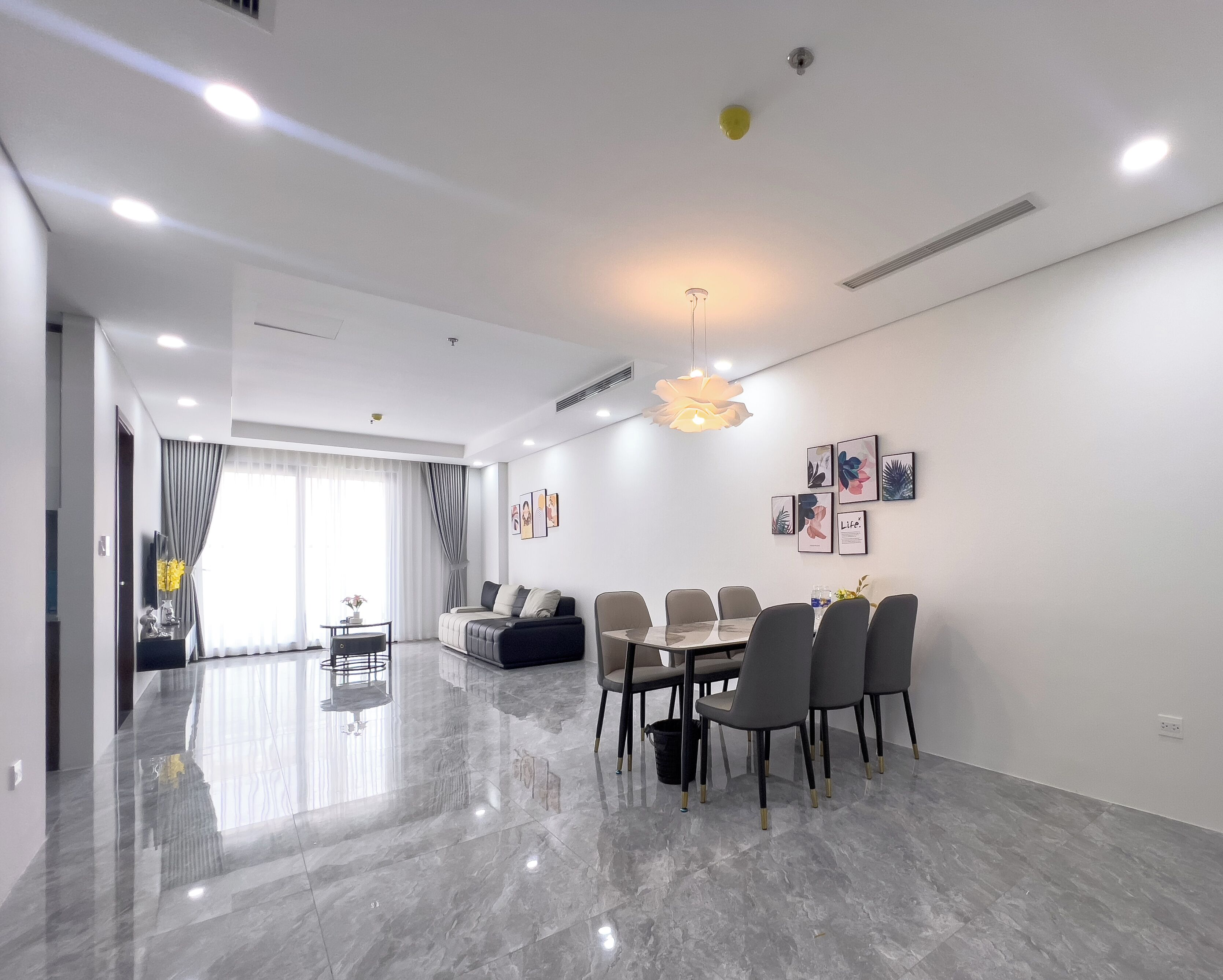 Apartamento superluxo, 2 quartos, sacada, vista para a cidade | Área de estar | Smart TV 55 polegadas com canais digitais