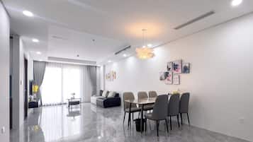 Apartamento superluxo, 2 quartos, sacada, vista para a cidade | Área de estar | Smart TV 55 polegadas com canais digitais