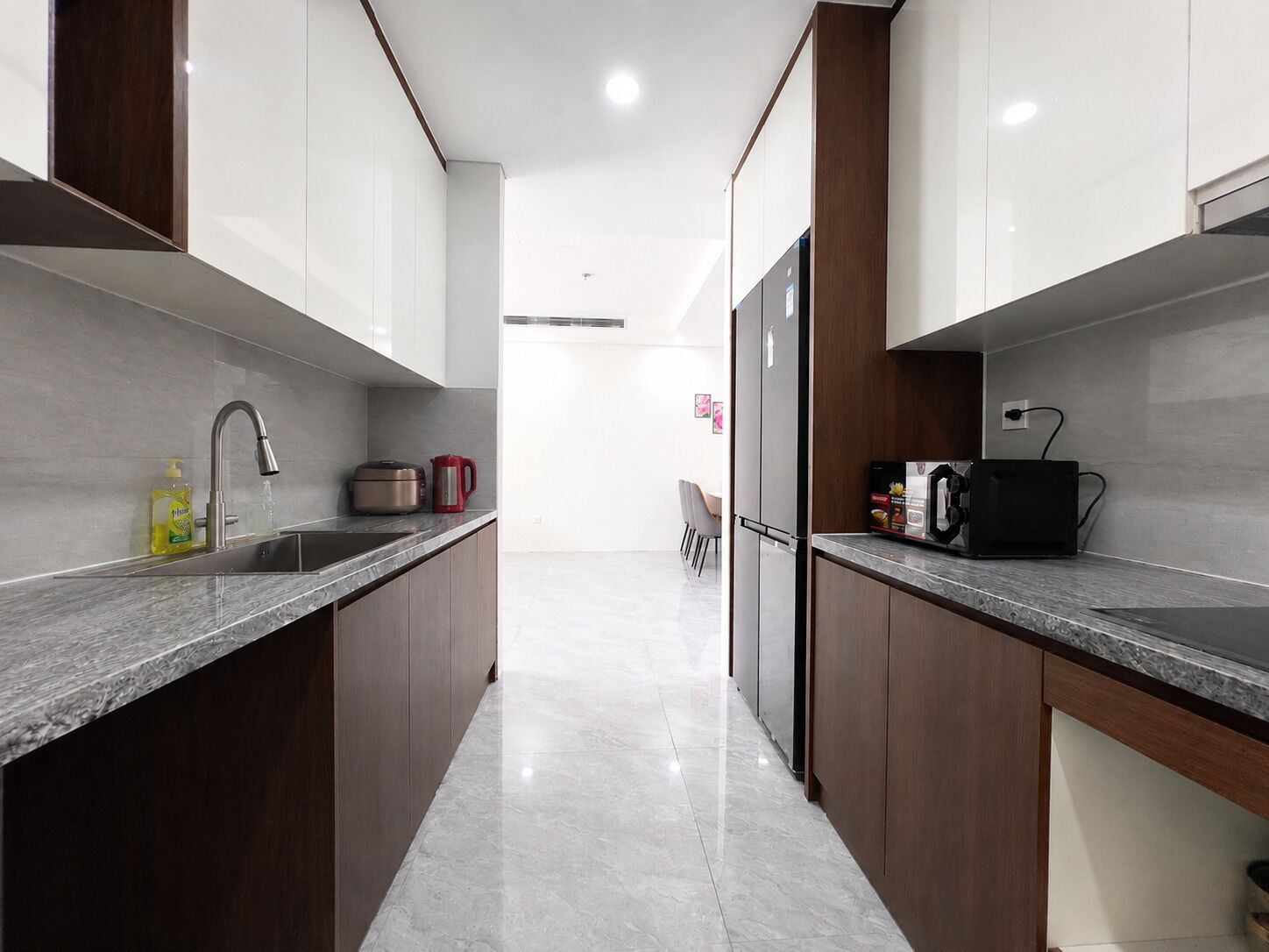 Apartamento superluxo, 1 quarto, sacada, vista para a cidade | Cozinha privada | Geladeira, micro-ondas, cooktop, talheres/pratos/utensílios de cozinha